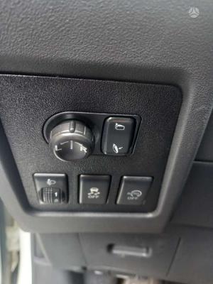 White Nissan Qashqai 2014 in Panevezys, with an engine capacity of 1.60 L and mileage of 250 thousand km for 3150 €, photo 10 on AUTOMOTO.COM.LV