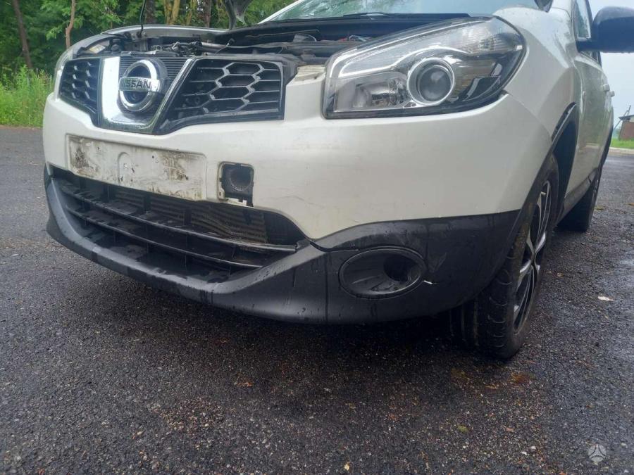 White Nissan Qashqai 2014 in Panevezys, with an engine capacity of 1.60 L and mileage of 250 thousand km for 3150 €, photo 14 on AUTOMOTO.COM.LV