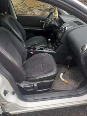 White Nissan Qashqai 2014 in Panevezys, with an engine capacity of 1.60 L and mileage of 250 thousand km for 3150 €, photo 16 on AUTOMOTO.COM.LV
