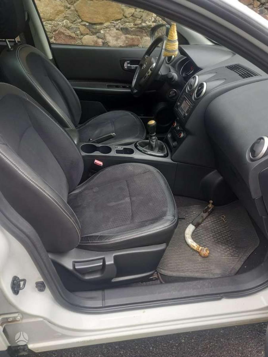 White Nissan Qashqai 2014 in Panevezys, with an engine capacity of 1.60 L and mileage of 250 thousand km for 3150 €, photo 16 on AUTOMOTO.COM.LV