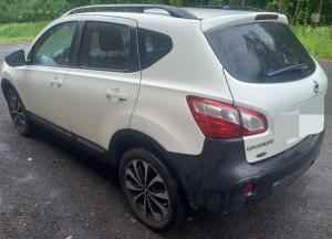 White Nissan Qashqai 2014 in Panevezys, with an engine capacity of 1.60 L and mileage of 250 thousand km for 3150 €, photo 17 on AUTOMOTO.COM.LV
