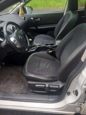 White Nissan Qashqai 2014 in Panevezys, with an engine capacity of 1.60 L and mileage of 250 thousand km for 3150 €, photo 21 on AUTOMOTO.COM.LV