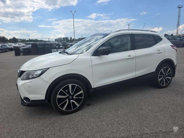 White Nissan Qashqai 2014 in Marijampole, with an engine capacity of 1.46 L and mileage of 221 thousand km for 7990 €, photo 3 on AUTOMOTO.COM.LV