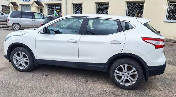 White Nissan Qashqai 2014 in Radviliskis, with an engine capacity of 1.20 L and mileage of 180 thousand km for 4800 €, photo 9 on AUTOMOTO.COM.LV