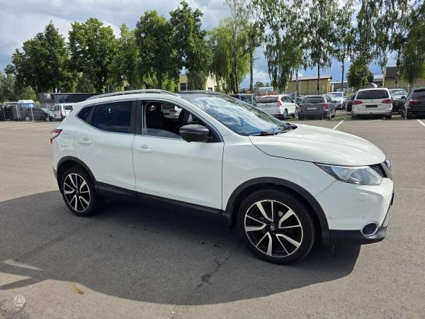 White Nissan Qashqai 2014 in Marijampole, with an engine capacity of 1.46 L and mileage of 226 thousand km for 7400 €, photo 1 on AUTOMOTO.COM.LV
