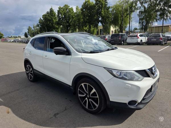 White Nissan Qashqai 2014 in Marijampole, with an engine capacity of 1.46 L and mileage of 226 thousand km for 7400 €, photo 2 on AUTOMOTO.COM.LV