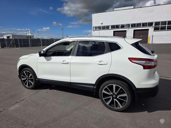 White Nissan Qashqai 2014 in Marijampole, with an engine capacity of 1.46 L and mileage of 226 thousand km for 7400 €, photo 9 on AUTOMOTO.COM.LV