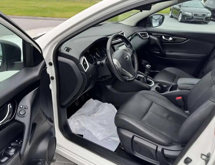 White Nissan Qashqai 2014 in Telschi, with an engine capacity of 1.50 L and mileage of 242 thousand km for 7290 €, photo 12 on AUTOMOTO.COM.LV