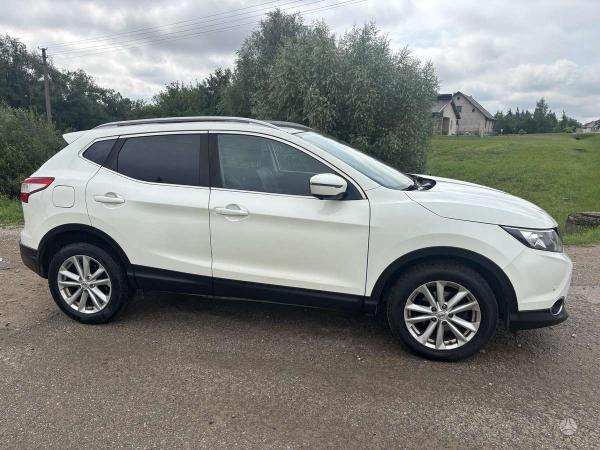 White Nissan Qashqai 2014 in Marijampole, with an engine capacity of 1.60 L and mileage of 184 thousand km for 8200 €, photo 4 on AUTOMOTO.COM.LV