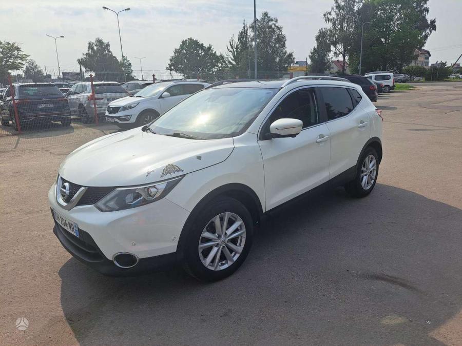 White Nissan Qashqai 2014 in Taurage, with an engine capacity of 1.46 L and mileage of 220 thousand km for 7000 €, photo 1 on AUTOMOTO.COM.LV
