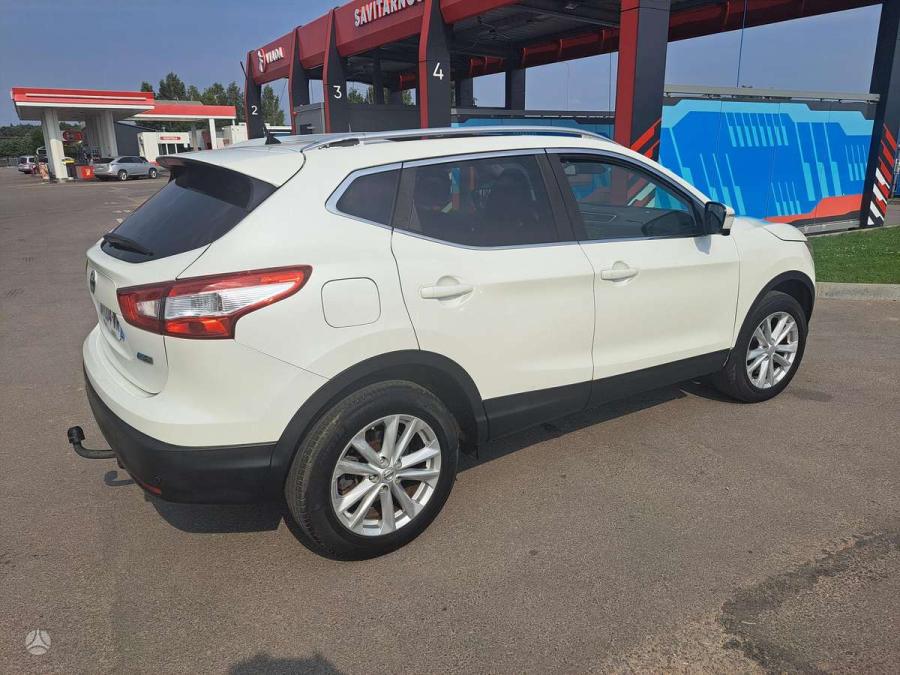 White Nissan Qashqai 2014 in Taurage, with an engine capacity of 1.46 L and mileage of 220 thousand km for 7000 €, photo 3 on AUTOMOTO.COM.LV