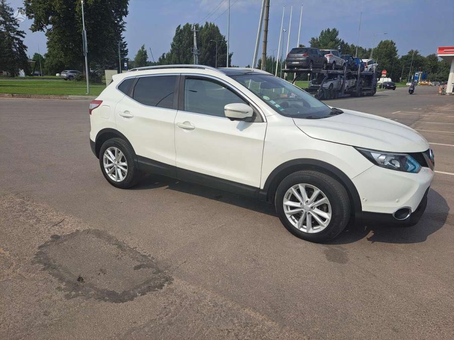 White Nissan Qashqai 2014 in Taurage, with an engine capacity of 1.46 L and mileage of 220 thousand km for 7000 €, photo 4 on AUTOMOTO.COM.LV