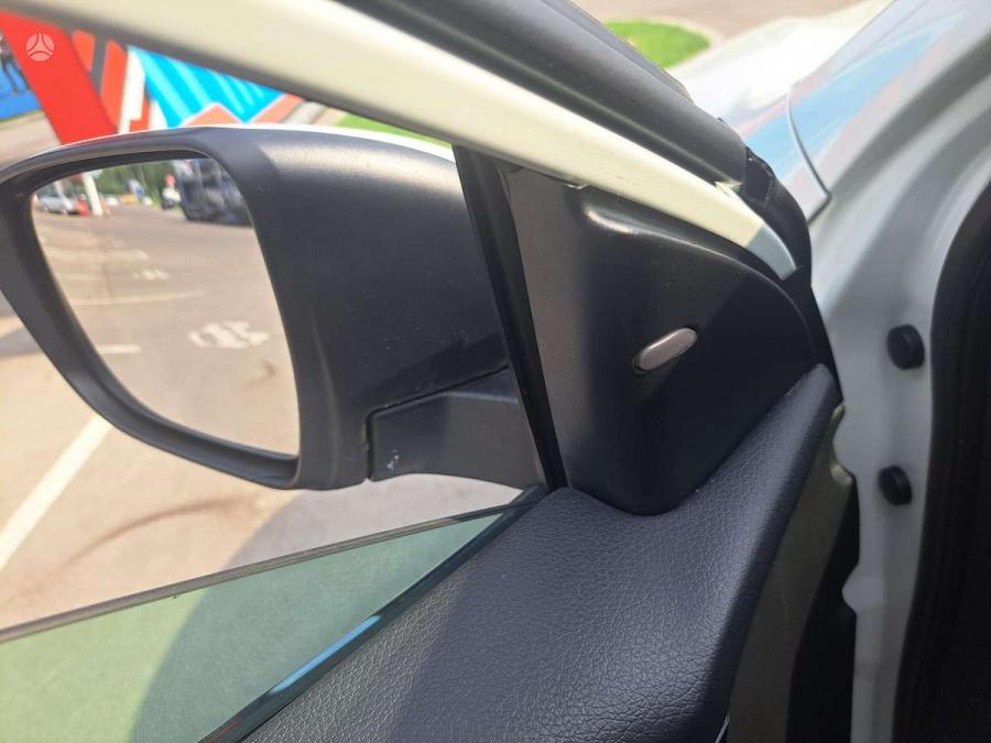 White Nissan Qashqai 2014 in Taurage, with an engine capacity of 1.46 L and mileage of 220 thousand km for 7000 €, photo 12 on AUTOMOTO.COM.LV