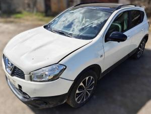 White Nissan Qashqai 2014 in Panevezys, with an engine capacity of 1.60 L and mileage of 287 thousand km for 2750 €, photo  on AUTOMOTO.COM.LV