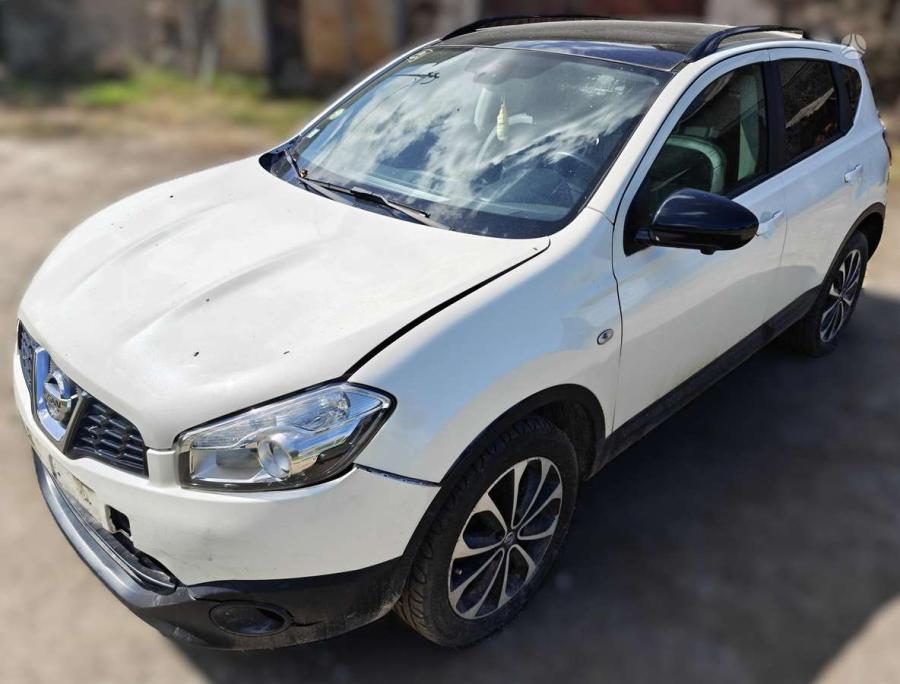 White Nissan Qashqai 2014 in Panevezys, with an engine capacity of 1.60 L and mileage of 287 thousand km for 2750 €, photo 1 on AUTOMOTO.COM.LV