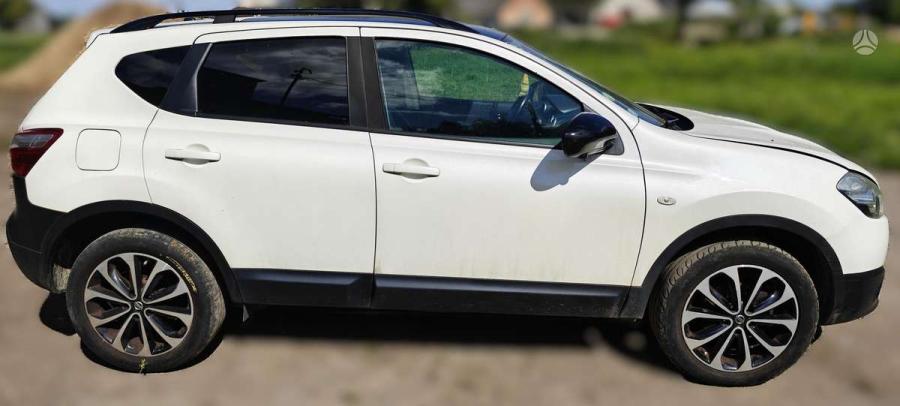 White Nissan Qashqai 2014 in Panevezys, with an engine capacity of 1.60 L and mileage of 287 thousand km for 2750 €, photo 6 on AUTOMOTO.COM.LV