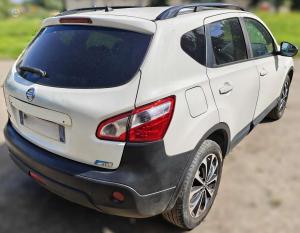 White Nissan Qashqai 2014 in Panevezys, with an engine capacity of 1.60 L and mileage of 287 thousand km for 2750 €, photo 7 on AUTOMOTO.COM.LV