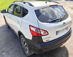 White Nissan Qashqai 2014 in Panevezys, with an engine capacity of 1.60 L and mileage of 287 thousand km for 2750 €, photo 8 on AUTOMOTO.COM.LV