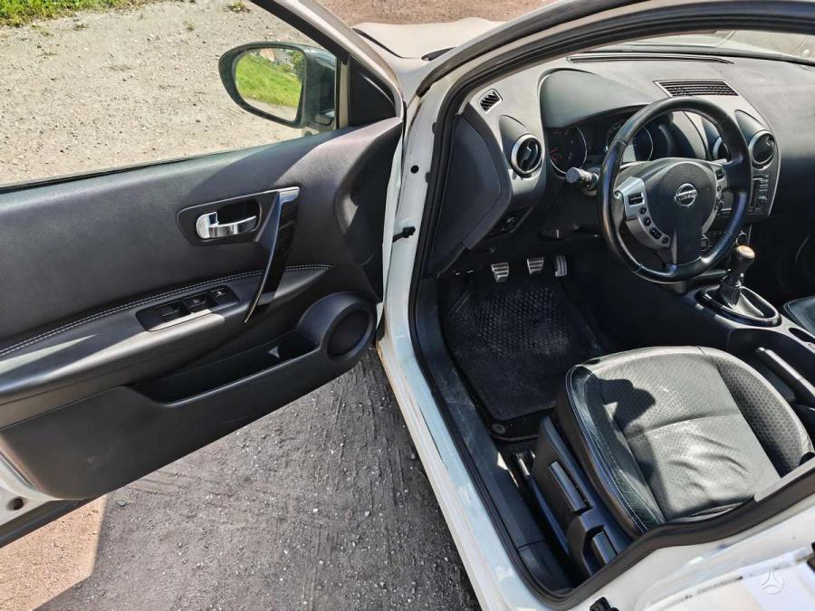 White Nissan Qashqai 2014 in Panevezys, with an engine capacity of 1.60 L and mileage of 287 thousand km for 2750 €, photo 11 on AUTOMOTO.COM.LV
