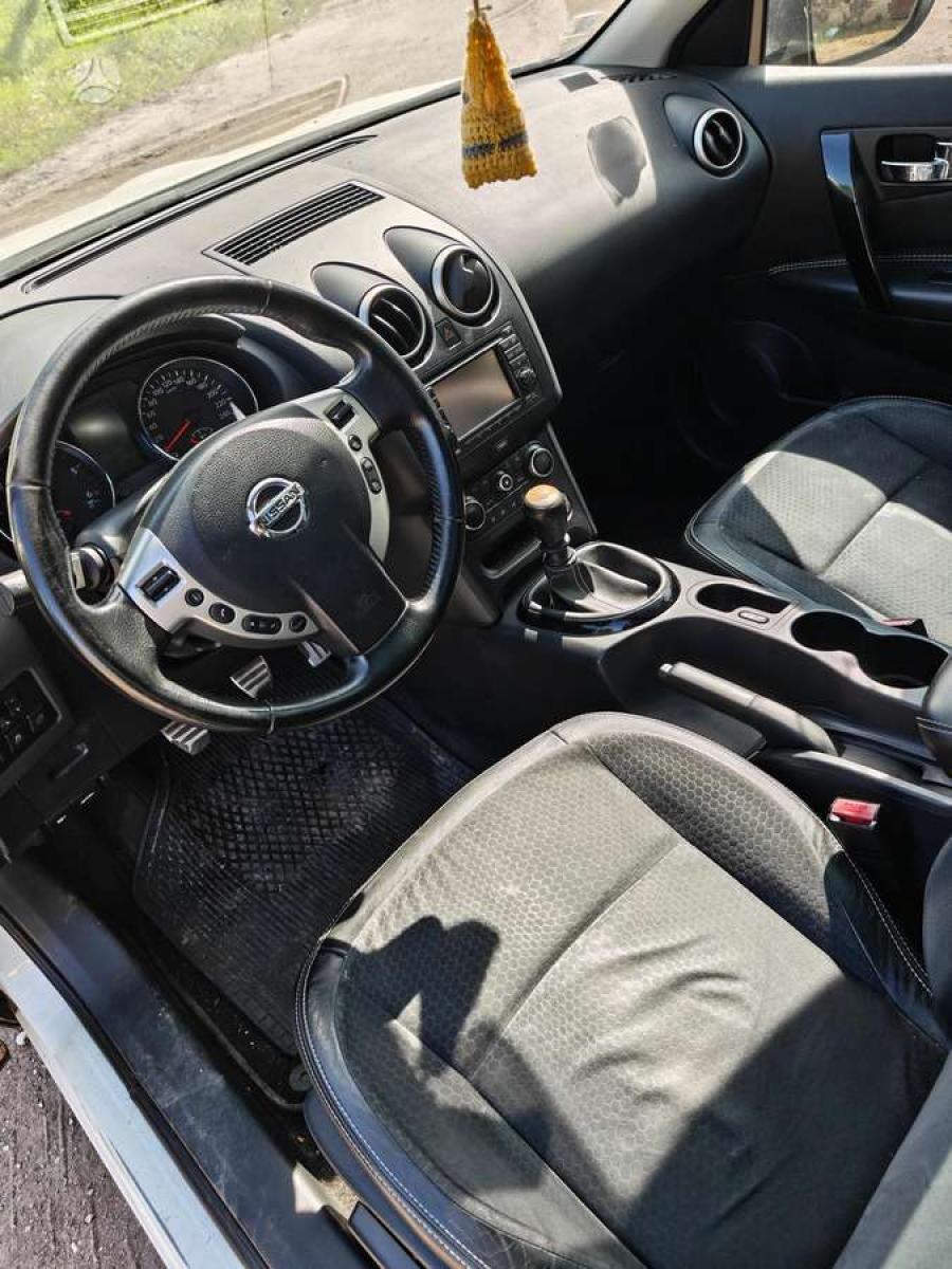 White Nissan Qashqai 2014 in Panevezys, with an engine capacity of 1.60 L and mileage of 287 thousand km for 2750 €, photo 12 on AUTOMOTO.COM.LV