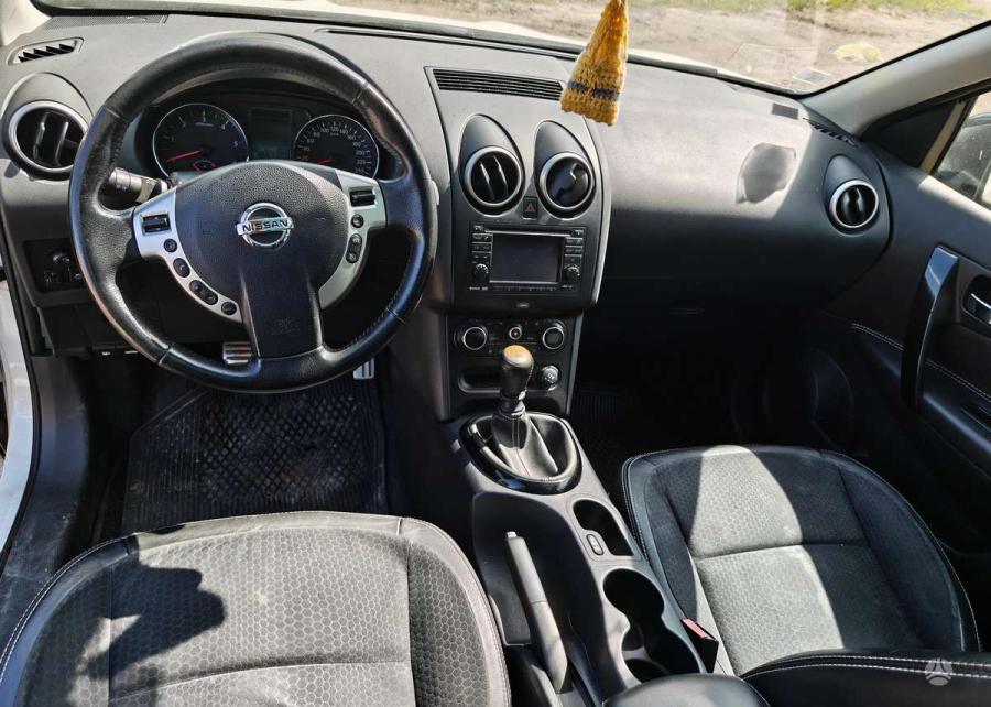 White Nissan Qashqai 2014 in Panevezys, with an engine capacity of 1.60 L and mileage of 287 thousand km for 2750 €, photo 13 on AUTOMOTO.COM.LV