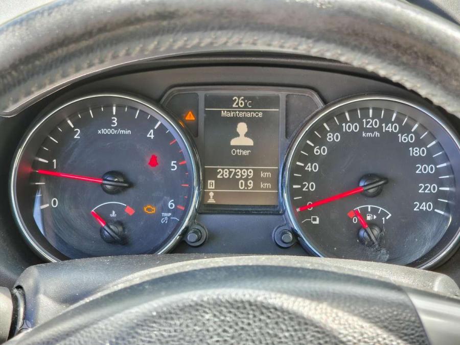 White Nissan Qashqai 2014 in Panevezys, with an engine capacity of 1.60 L and mileage of 287 thousand km for 2750 €, photo 18 on AUTOMOTO.COM.LV