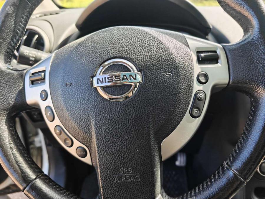 White Nissan Qashqai 2014 in Panevezys, with an engine capacity of 1.60 L and mileage of 287 thousand km for 2750 €, photo 19 on AUTOMOTO.COM.LV