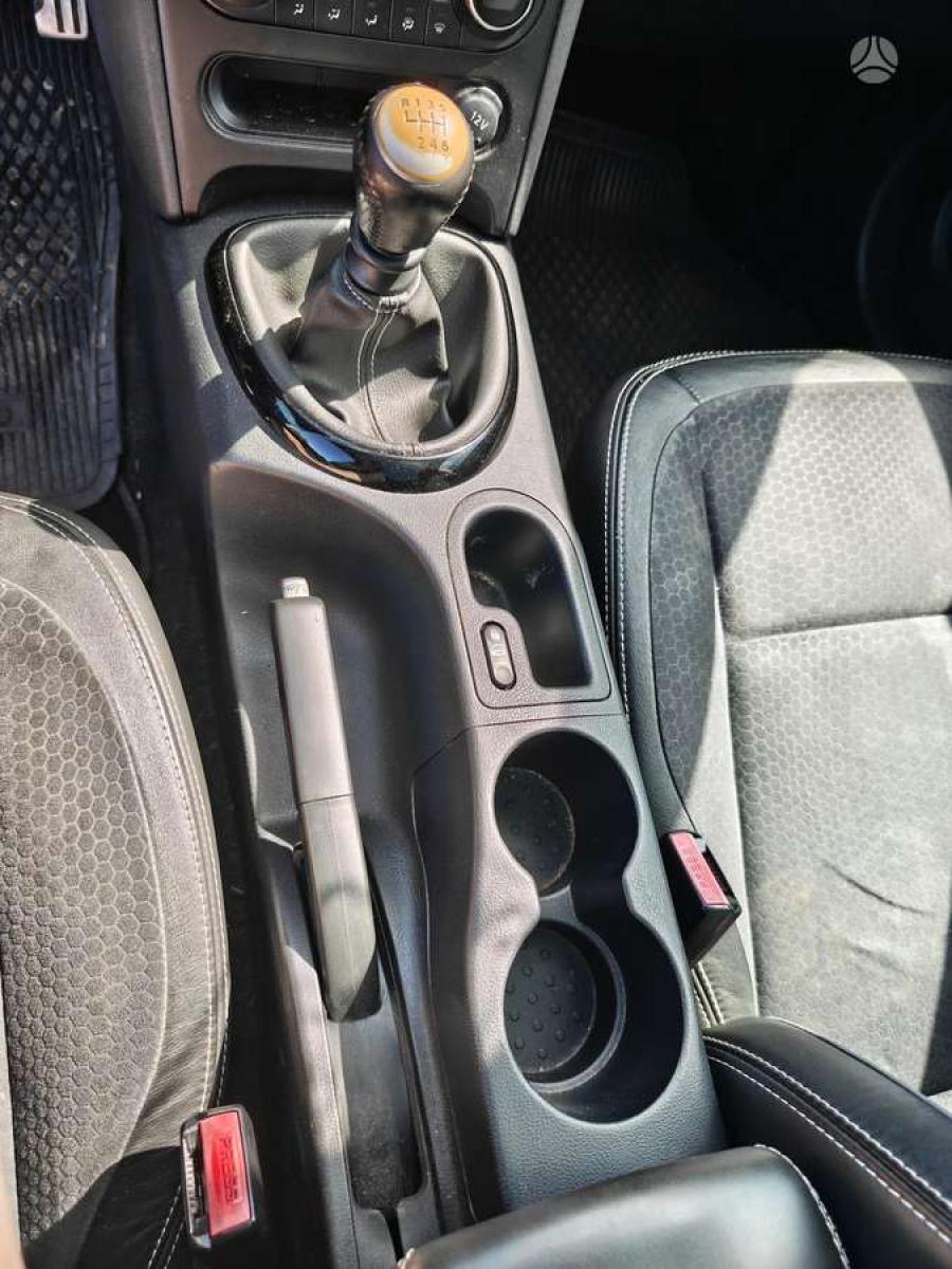 White Nissan Qashqai 2014 in Panevezys, with an engine capacity of 1.60 L and mileage of 287 thousand km for 2750 €, photo 21 on AUTOMOTO.COM.LV