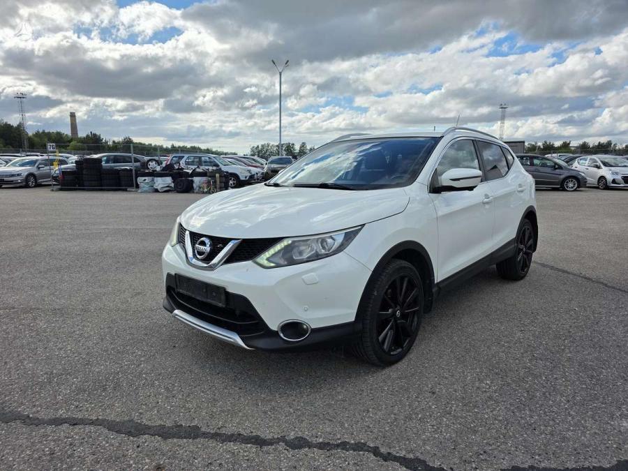 White Nissan Qashqai 2014 in Marijampole, with an engine capacity of 1.46 L and mileage of 239 thousand km for 6800 €, photo 1 on AUTOMOTO.COM.LV