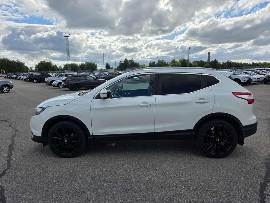 White Nissan Qashqai 2014 in Marijampole, with an engine capacity of 1.46 L and mileage of 239 thousand km for 6800 €, photo 5 on AUTOMOTO.COM.LV
