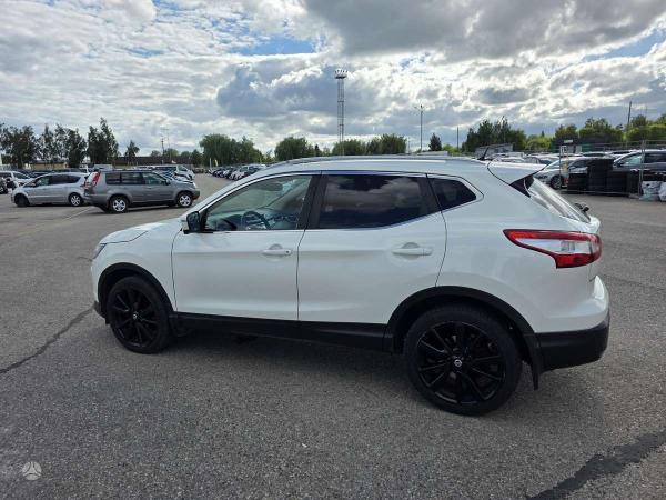 White Nissan Qashqai 2014 in Marijampole, with an engine capacity of 1.46 L and mileage of 239 thousand km for 6800 €, photo 5 on AUTOMOTO.COM.LV