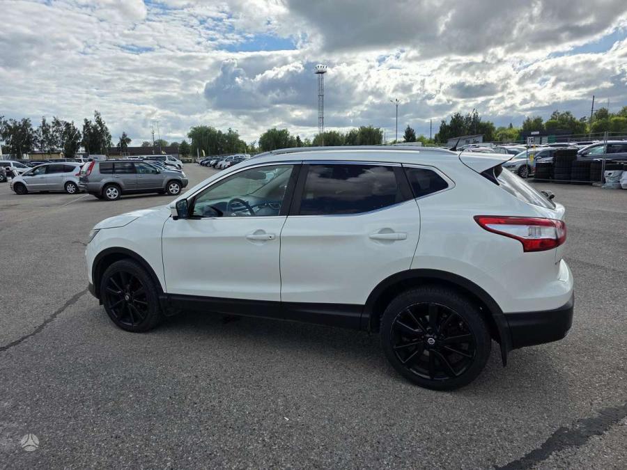 White Nissan Qashqai 2014 in Marijampole, with an engine capacity of 1.46 L and mileage of 239 thousand km for 6800 €, photo 6 on AUTOMOTO.COM.LV