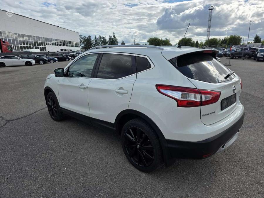 White Nissan Qashqai 2014 in Marijampole, with an engine capacity of 1.46 L and mileage of 239 thousand km for 6800 €, photo 7 on AUTOMOTO.COM.LV