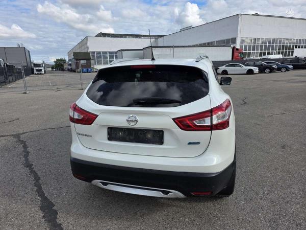 White Nissan Qashqai 2014 in Marijampole, with an engine capacity of 1.46 L and mileage of 239 thousand km for 6800 €, photo 8 on AUTOMOTO.COM.LV