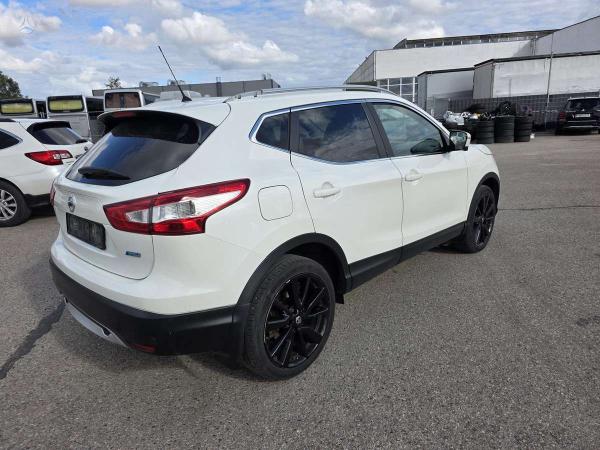 White Nissan Qashqai 2014 in Marijampole, with an engine capacity of 1.46 L and mileage of 239 thousand km for 6800 €, photo 9 on AUTOMOTO.COM.LV