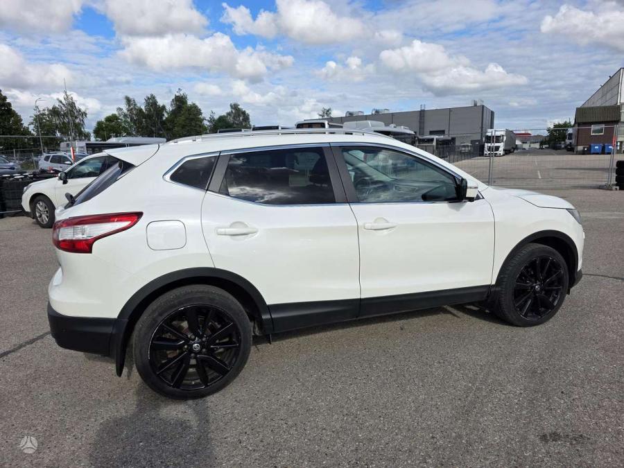 White Nissan Qashqai 2014 in Marijampole, with an engine capacity of 1.46 L and mileage of 239 thousand km for 6800 €, photo 11 on AUTOMOTO.COM.LV