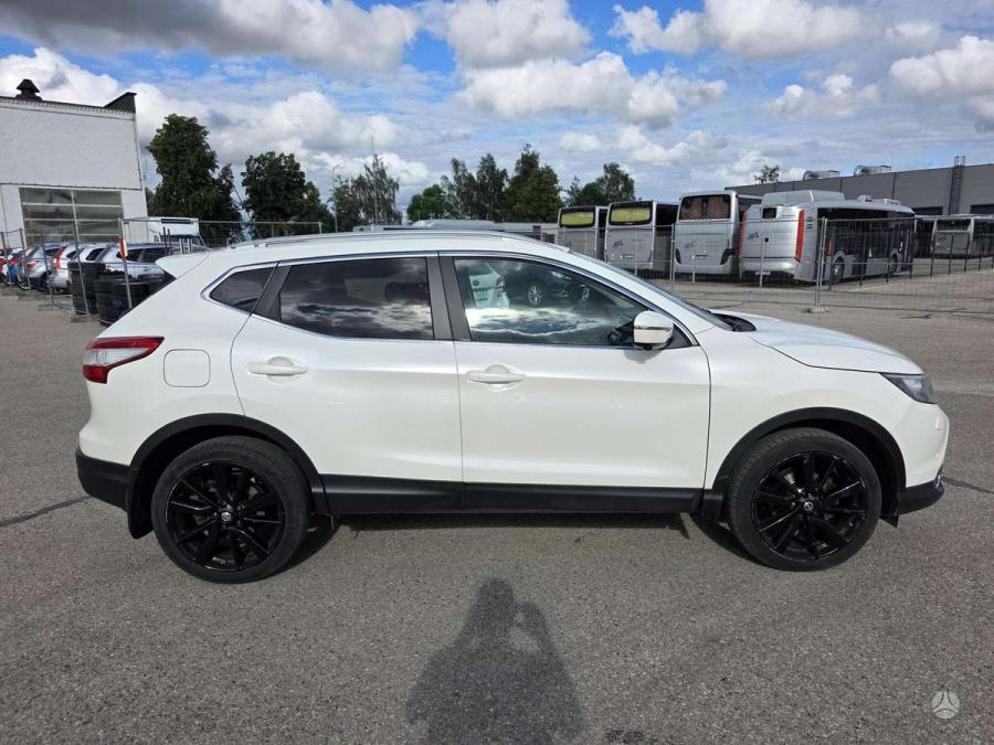 White Nissan Qashqai 2014 in Marijampole, with an engine capacity of 1.46 L and mileage of 239 thousand km for 6800 €, photo 12 on AUTOMOTO.COM.LV