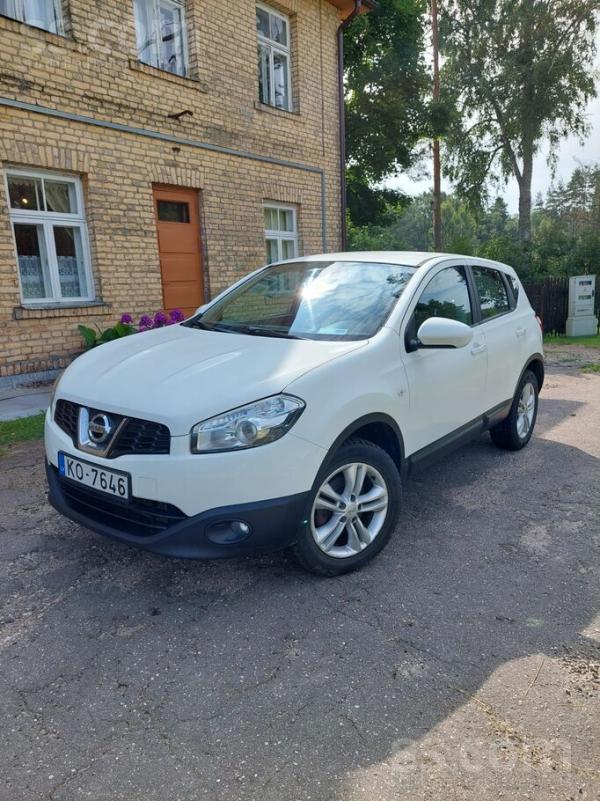 White Nissan Qashqai 2014 in Riga, with an engine capacity of 1.60 L and mileage of 261 thousand km for 5500 €, photo 2 on AUTOMOTO.COM.LV