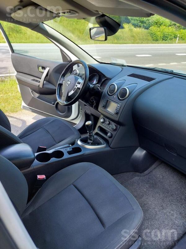 White Nissan Qashqai 2014 in Riga, with an engine capacity of 1.60 L and mileage of 261 thousand km for 5500 €, photo 3 on AUTOMOTO.COM.LV
