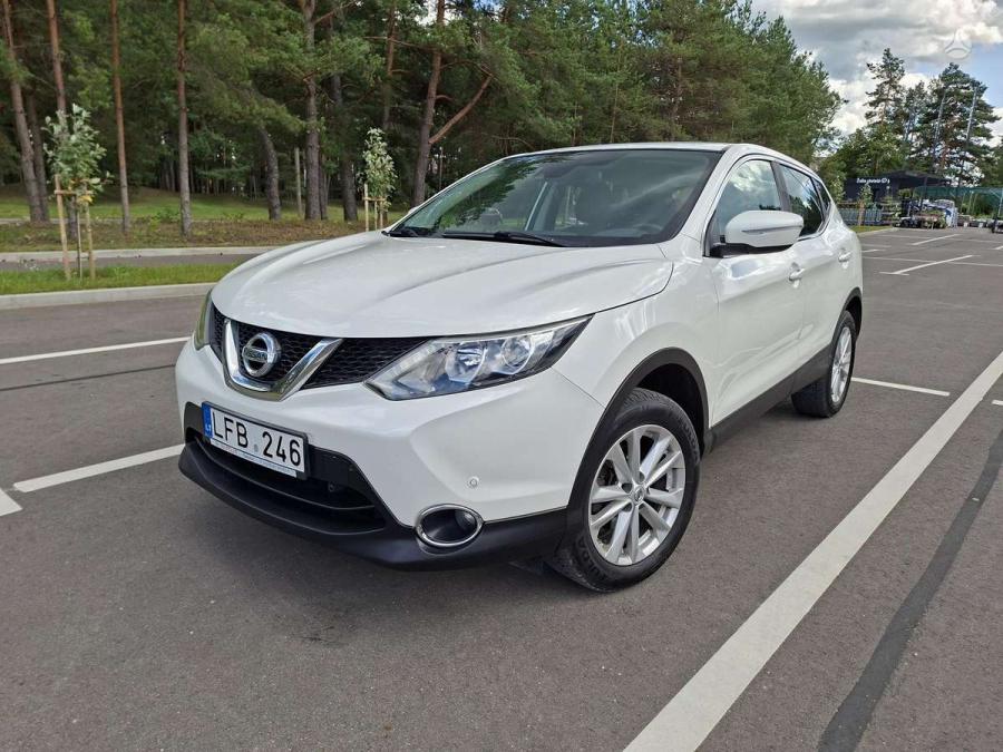 White Nissan Qashqai 2014 in Utena, with an engine capacity of 1.46 L and mileage of 225 thousand km for 6500 €, photo 1 on AUTOMOTO.COM.LV