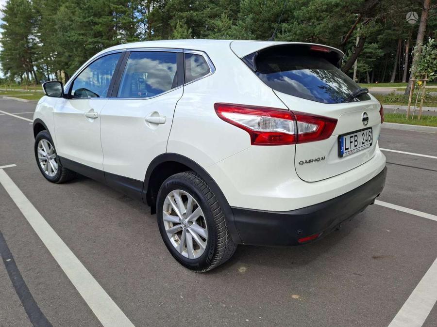 White Nissan Qashqai 2014 in Utena, with an engine capacity of 1.46 L and mileage of 225 thousand km for 6500 €, photo 5 on AUTOMOTO.COM.LV