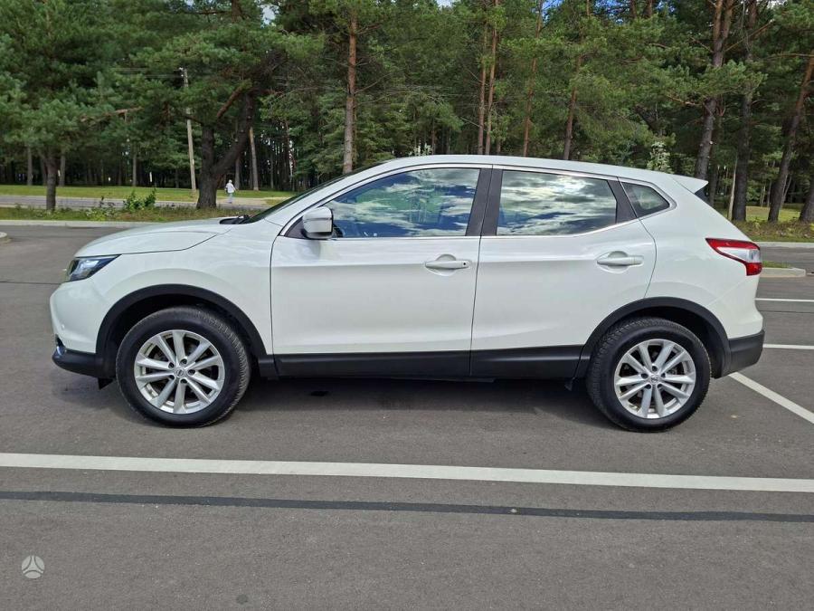 White Nissan Qashqai 2014 in Utena, with an engine capacity of 1.46 L and mileage of 225 thousand km for 6500 €, photo 6 on AUTOMOTO.COM.LV