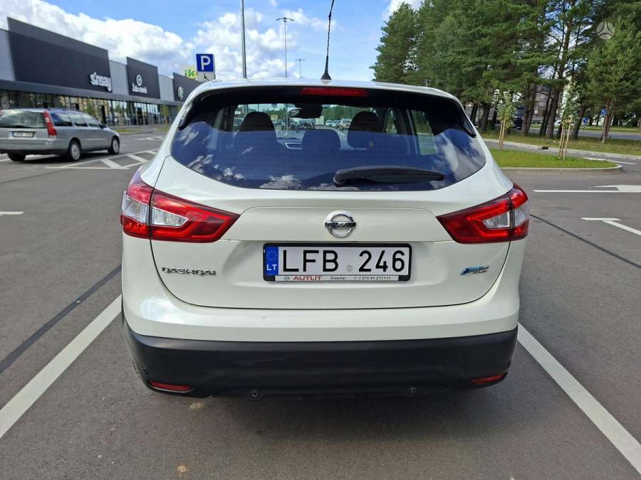 White Nissan Qashqai 2014 in Utena, with an engine capacity of 1.46 L and mileage of 225 thousand km for 6500 €, photo 9 on AUTOMOTO.COM.LV