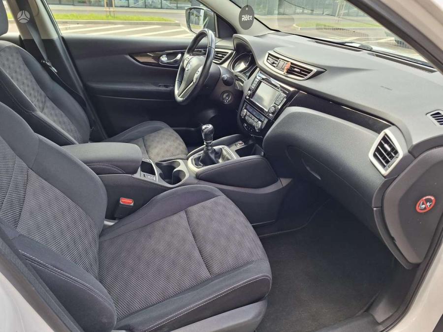 White Nissan Qashqai 2014 in Utena, with an engine capacity of 1.46 L and mileage of 225 thousand km for 6500 €, photo 10 on AUTOMOTO.COM.LV