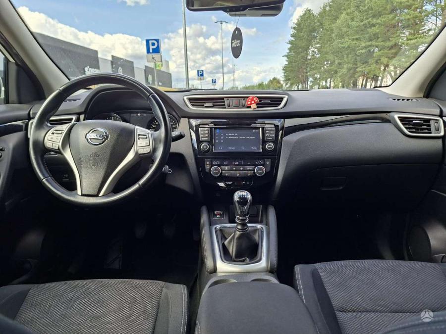 White Nissan Qashqai 2014 in Utena, with an engine capacity of 1.46 L and mileage of 225 thousand km for 6500 €, photo 12 on AUTOMOTO.COM.LV