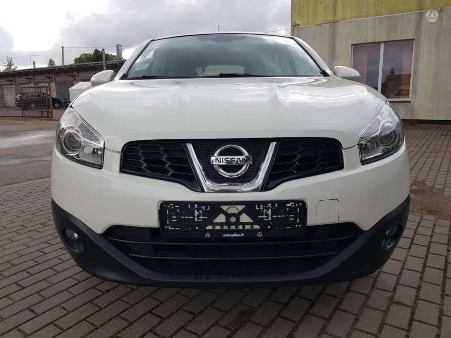 White Nissan Qashqai 2014 in Siauliai, with an engine capacity of 1.60 L and mileage of 272 thousand km for 3650 €, photo 3 on AUTOMOTO.COM.LV