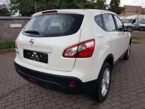 White Nissan Qashqai 2014 in Siauliai, with an engine capacity of 1.60 L and mileage of 272 thousand km for 3650 €, photo 5 on AUTOMOTO.COM.LV