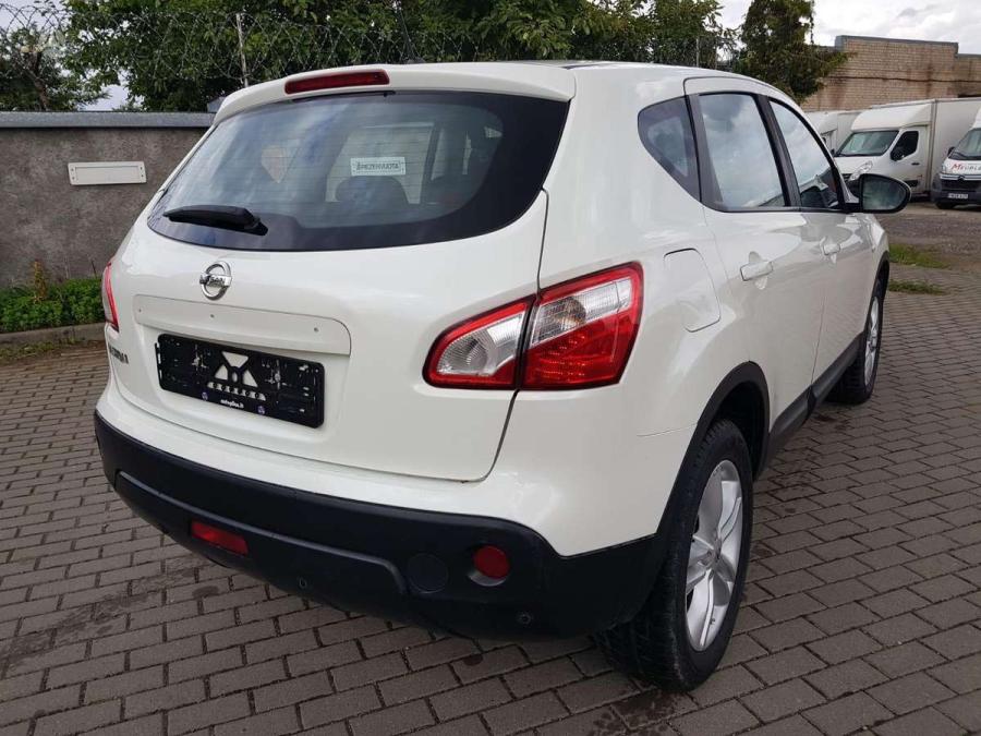 White Nissan Qashqai 2014 in Siauliai, with an engine capacity of 1.60 L and mileage of 272 thousand km for 3650 €, photo 5 on AUTOMOTO.COM.LV