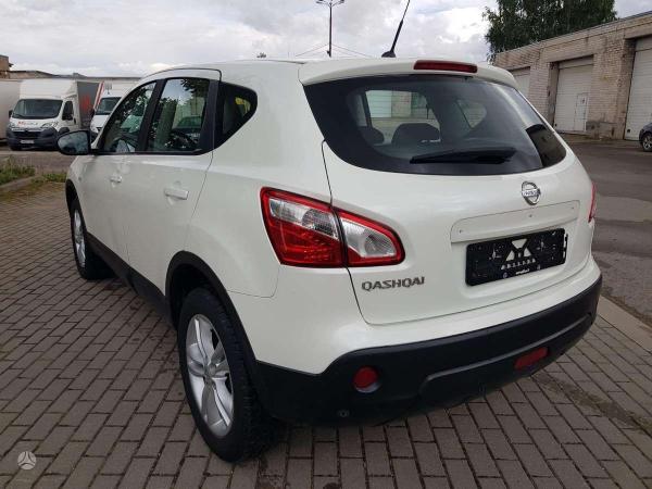White Nissan Qashqai 2014 in Siauliai, with an engine capacity of 1.60 L and mileage of 272 thousand km for 3650 €, photo 5 on AUTOMOTO.COM.LV