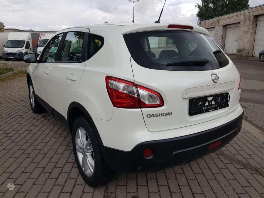 White Nissan Qashqai 2014 in Siauliai, with an engine capacity of 1.60 L and mileage of 272 thousand km for 3650 €, photo 6 on AUTOMOTO.COM.LV